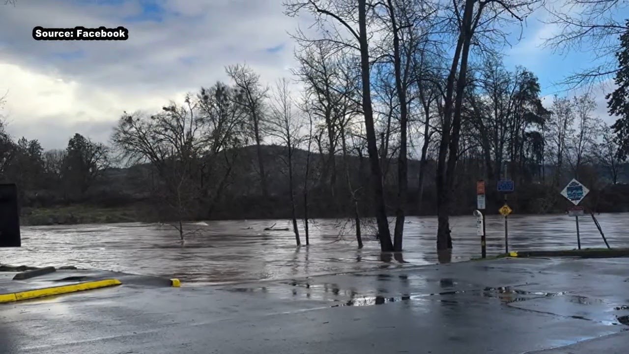 Rogue River rises nearly 20 feet from rains - YouTube