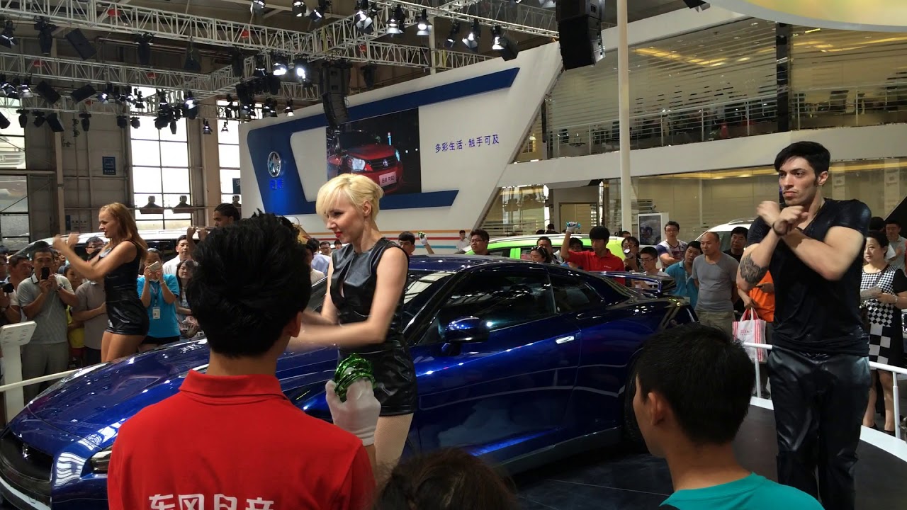 Beautiful beauties and handsome guys at the auto show 车展上的漂亮美女和帅哥 - YouTube
