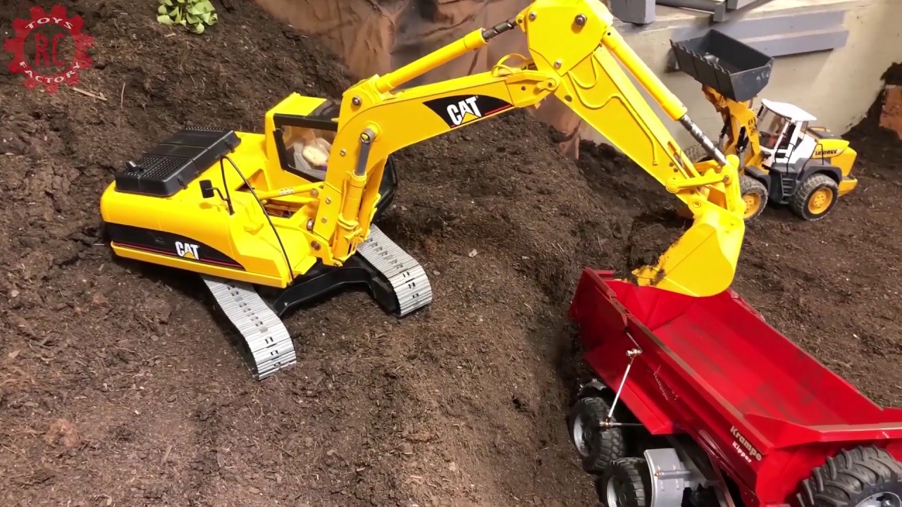 Amazing Excavator RC Model at work! - YouTube