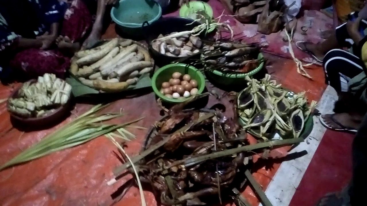 Bahan Sesajen Dayango Molamahu Gorontalo - YouTube