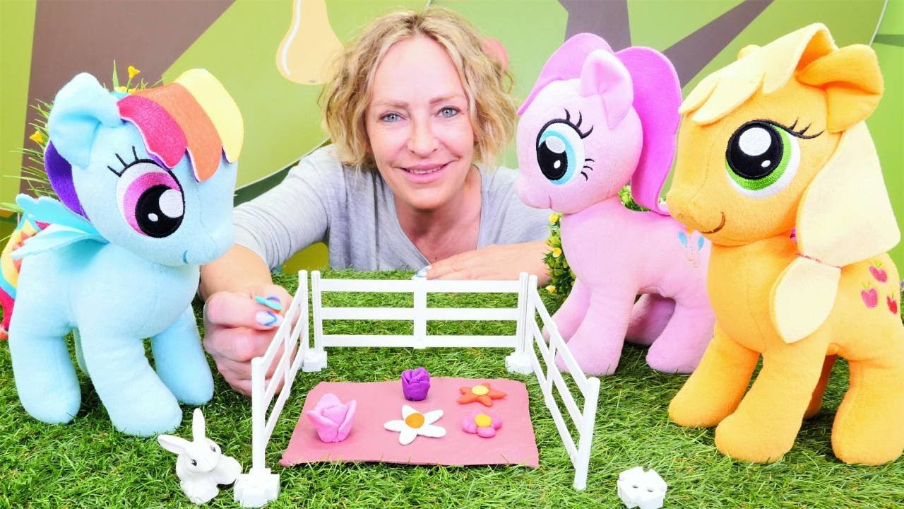 Çocuk oyunları! Nicole ponylere çiçek dikmeye öğretiyor. My Little Pony ...
