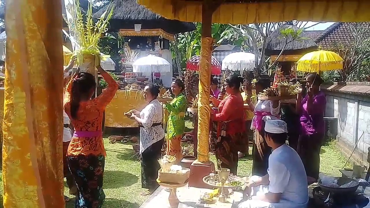 Odalan di Merajan Agung Arya Sentong Payangan - YouTube