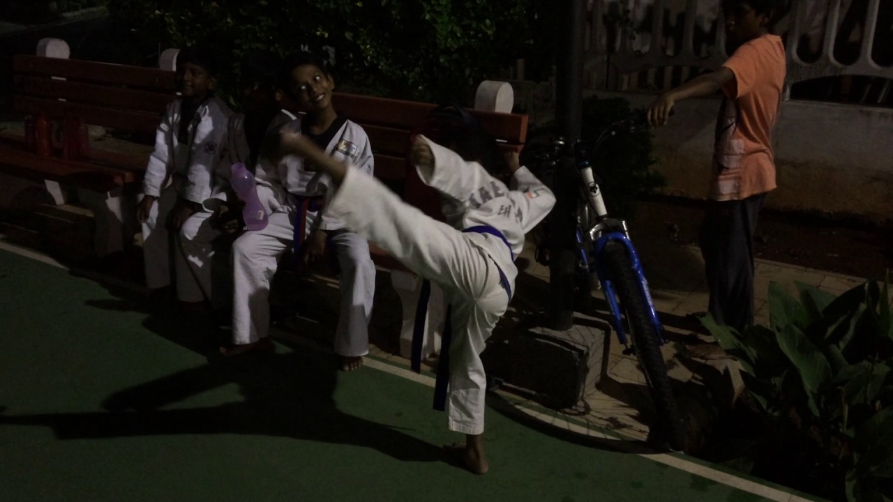 Taekwondo knife edge kick - YouTube