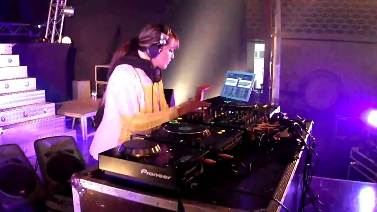 Miss Sheila - Semana do Caloiro 2010 Lamego - YouTube
