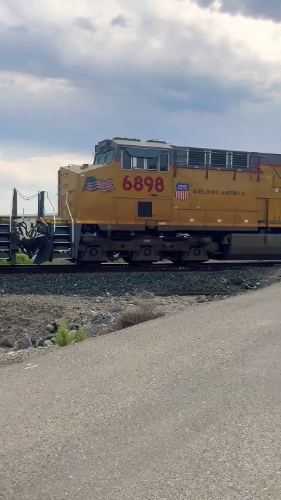 UP MWCRV With EAP Unit At 20th St Wye Track. - YouTube