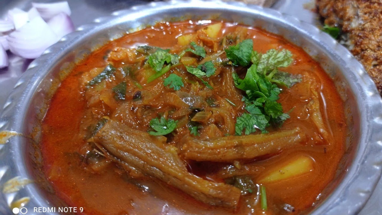 सुके बोंबील बटाटा रस्सा | Suke Bombil Recipe | सुके बोंबील रस्सा ...