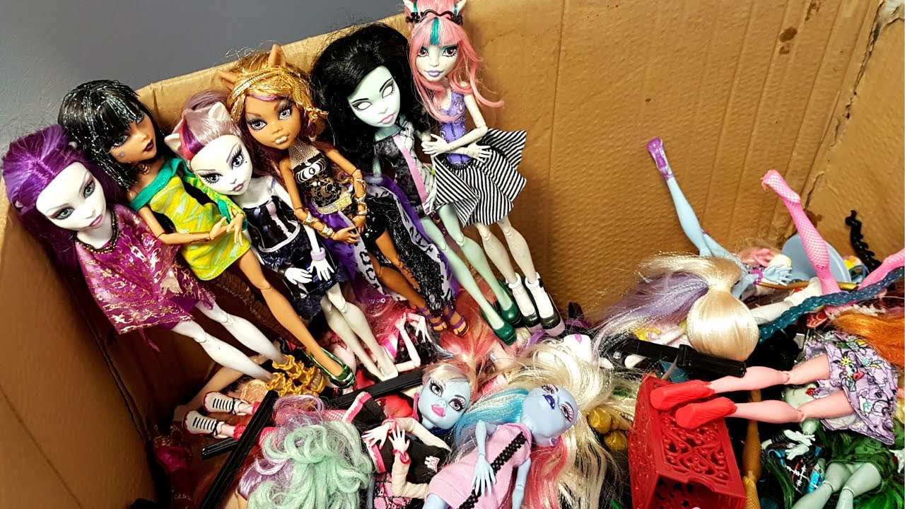 Endless box with dolls Monster High. Looking for the best in the ...
