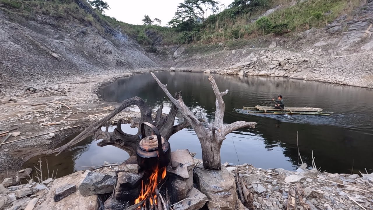 Solo Bushcraft: Camping alone, Make a bamboo boat for fishing, Survival ...