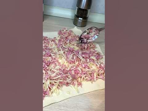 Слойки с колбасой и сыром #слойки - YouTube