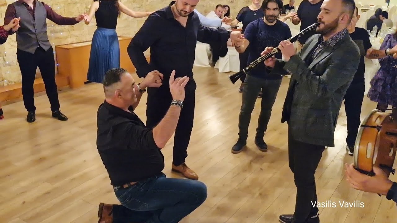 Ζαλίστηκε με τόν ήχο του κλαρίνου .. με τόν κλαριντζή στήν πίστα ...