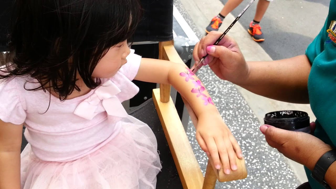 Arm painting at Universal Studios Singapore - YouTube