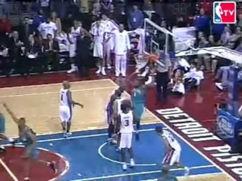 Baron Davis dunks on Bobby Sura for the win against Detroit - YouTube
