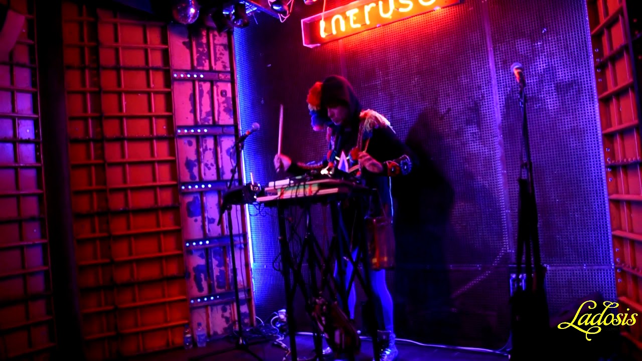 King Coya & The Queen Cholas en El Intruso Bar, Madrid - YouTube