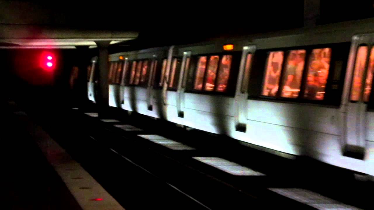 WMATA Metrorail: 8 Car Yellow Line departing L'Énfant Plaza Station ...