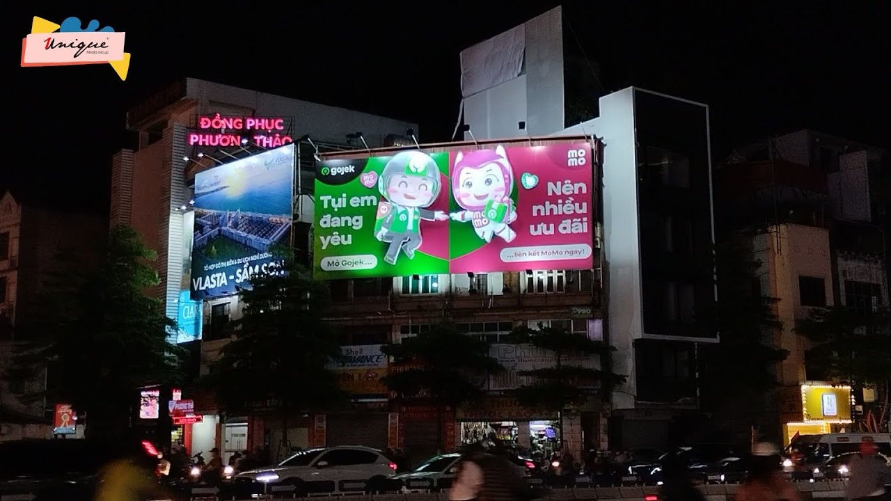 Biển quảng cáo đôi "kết duyên" độc đáo của GoJek và Momo tại Ngã 7 Ô ...