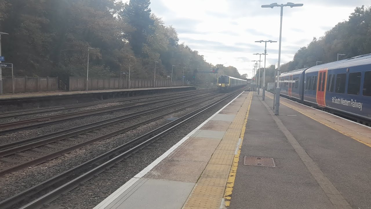 SWR Class 450 passing Weybridge- 19/11/2022 - YouTube