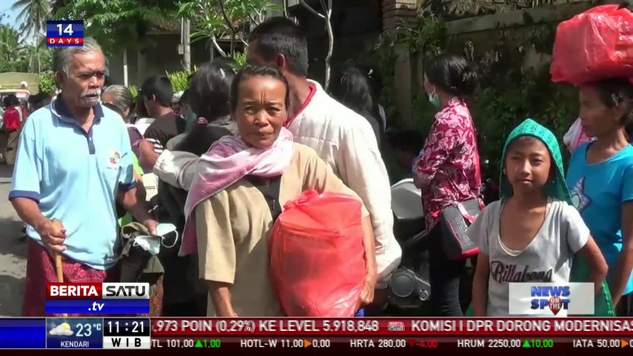 Pengungsi Gunung Agung, Warga Desa Muncan Kembali ke Rumah - YouTube