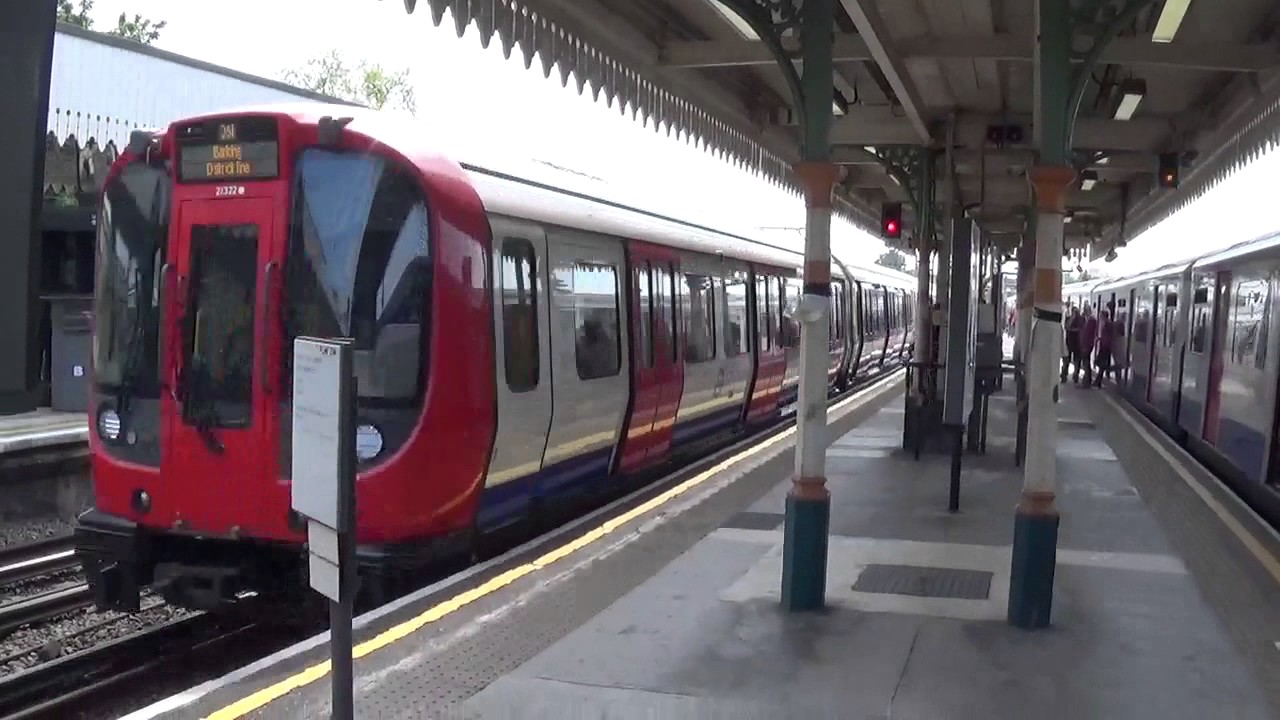 TUBE TRAINS AT PLAISTOW 070517 - YouTube