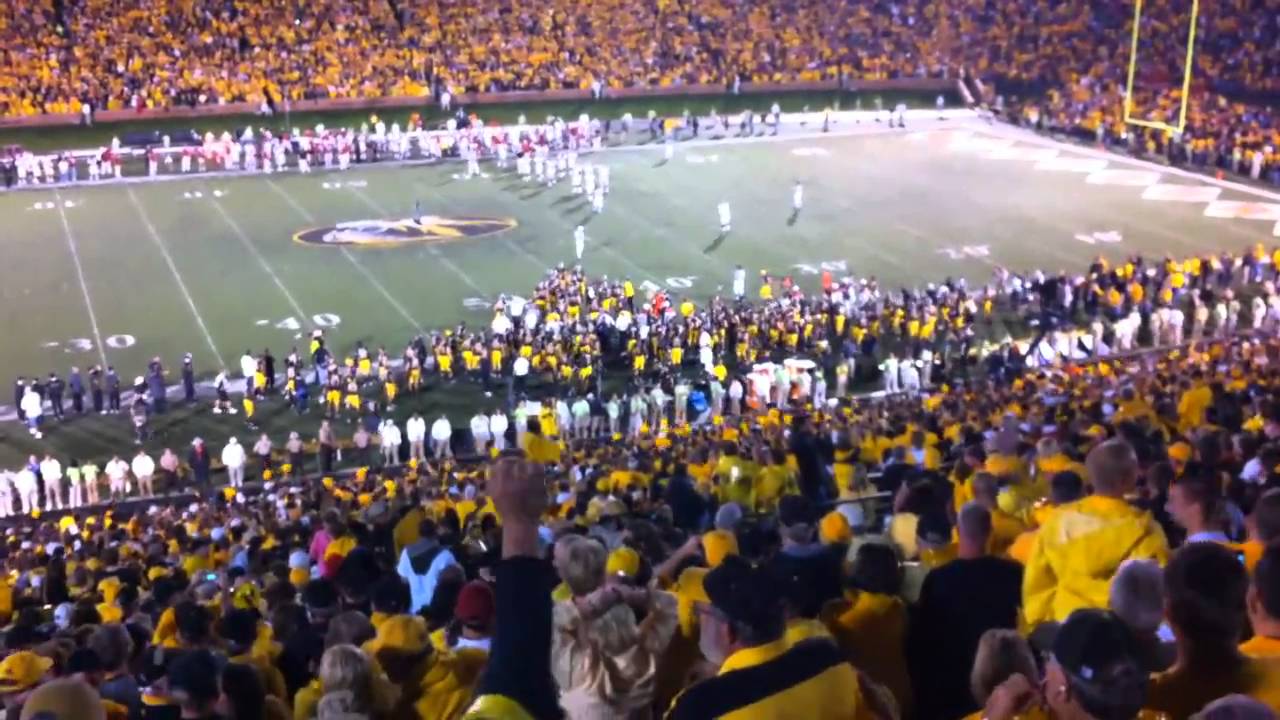 Missouri (Mizzou) beats Oklahoma (OU), Fans Rush Onto Field - YouTube