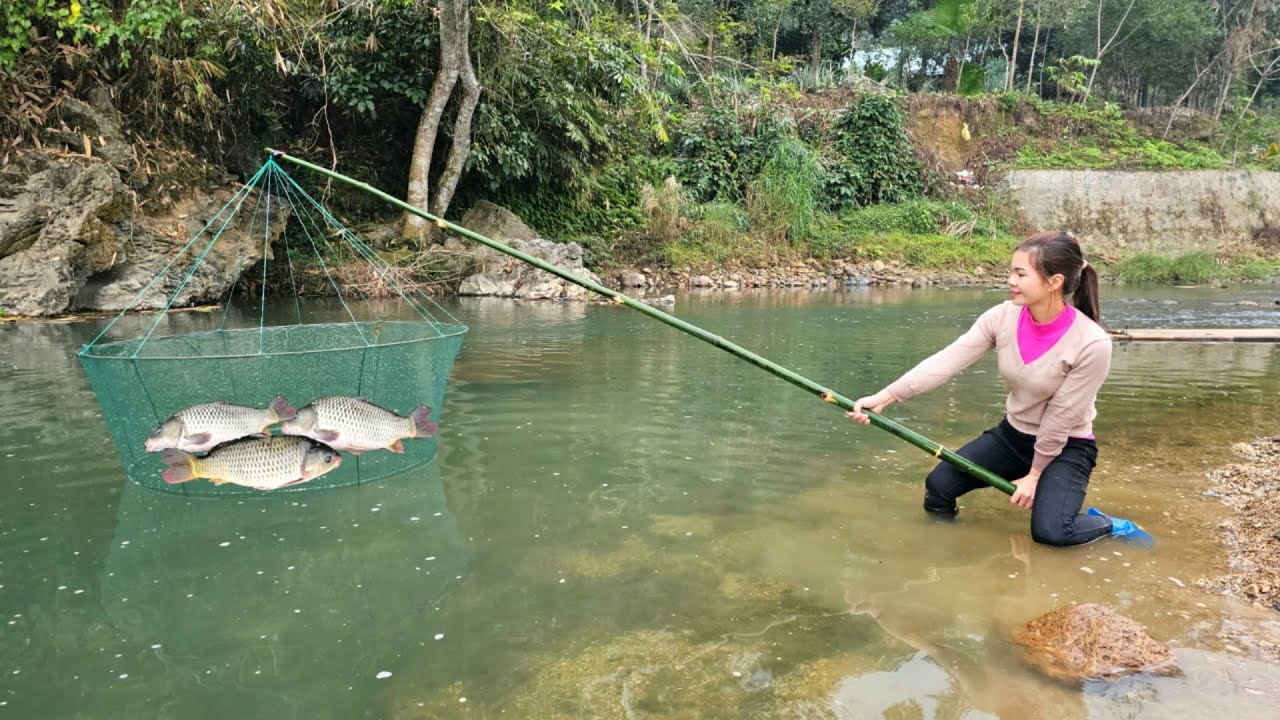 Girl fishing by traditional method. | Catching many big fish in stream ...