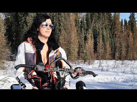 TEACHING MY GIRLFRIEND HOW TO SNOWMOBILE