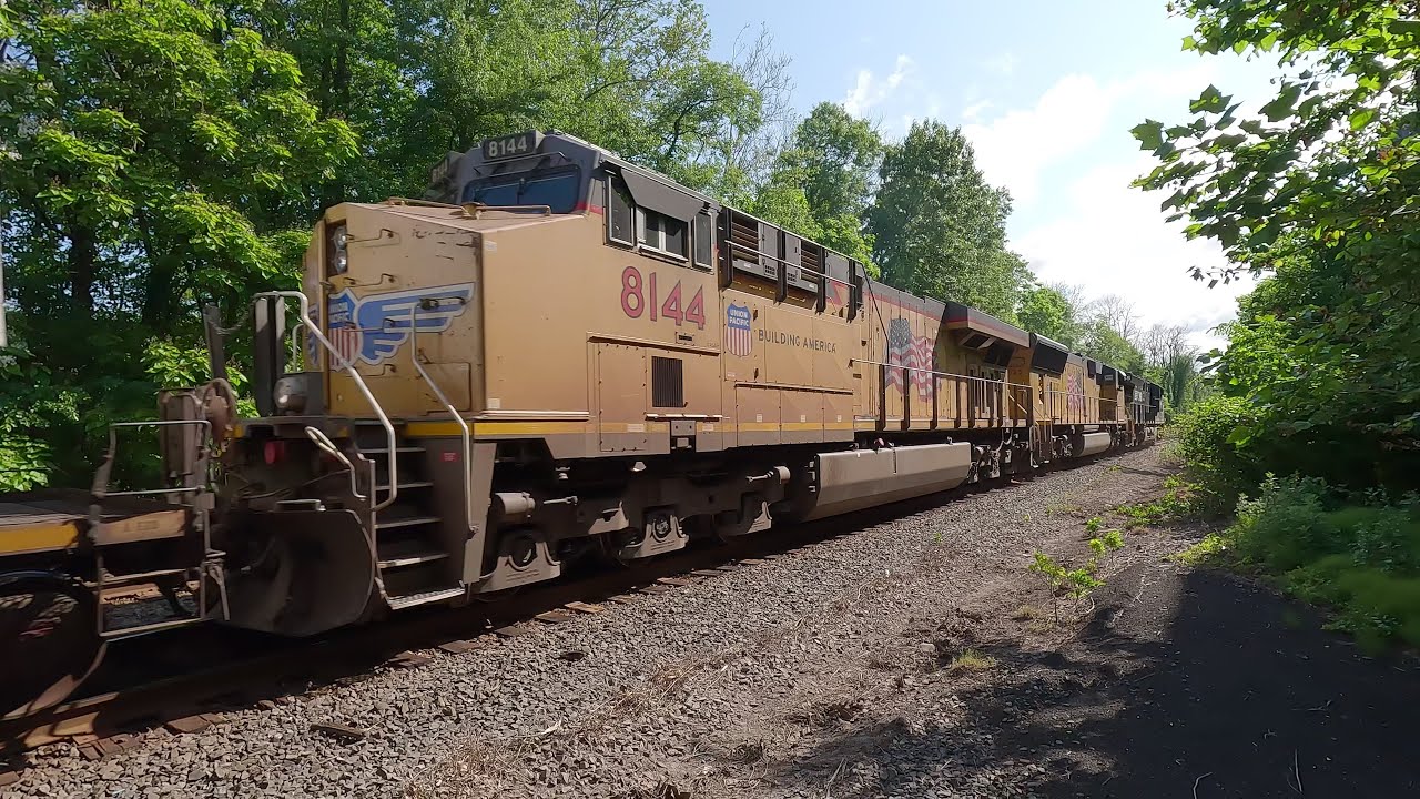 [4K] Awesome Double Union Pacific Foreign Power on NS 24X screaming through South Plainfield, NJ ...