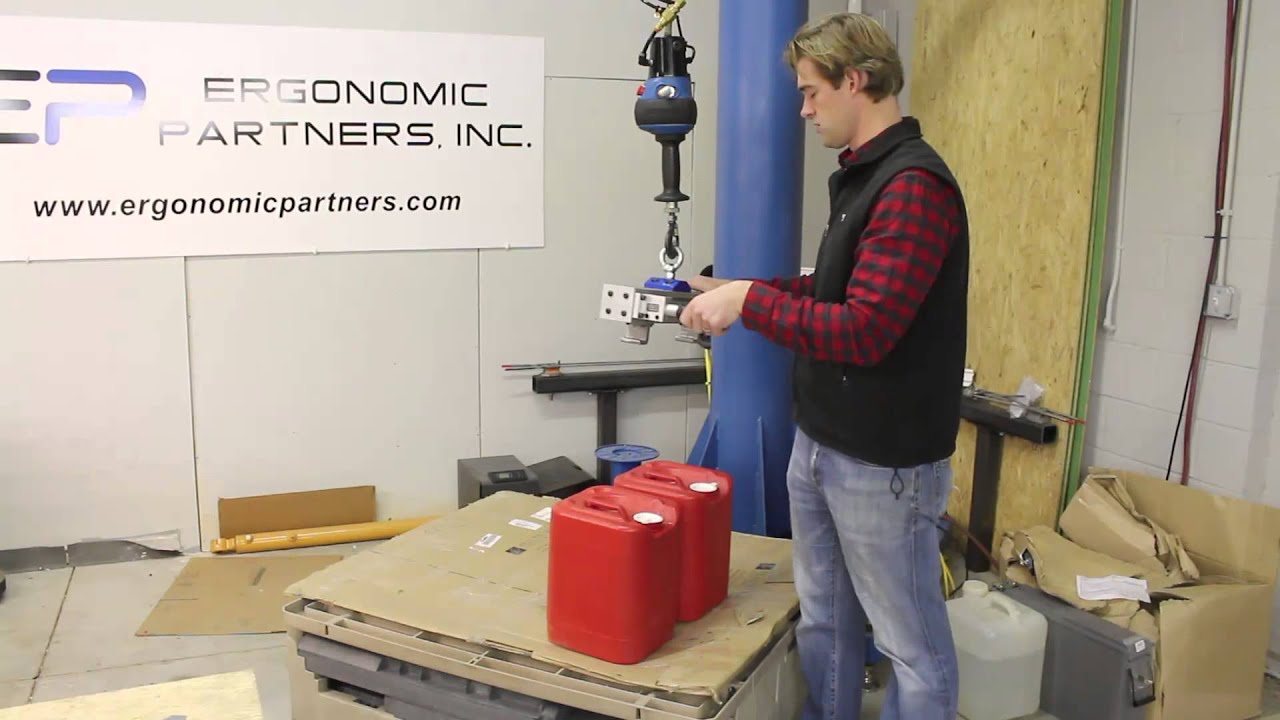 Dual Hook Mechanical Gripper to Lift 140lb Jerry Cans - YouTube