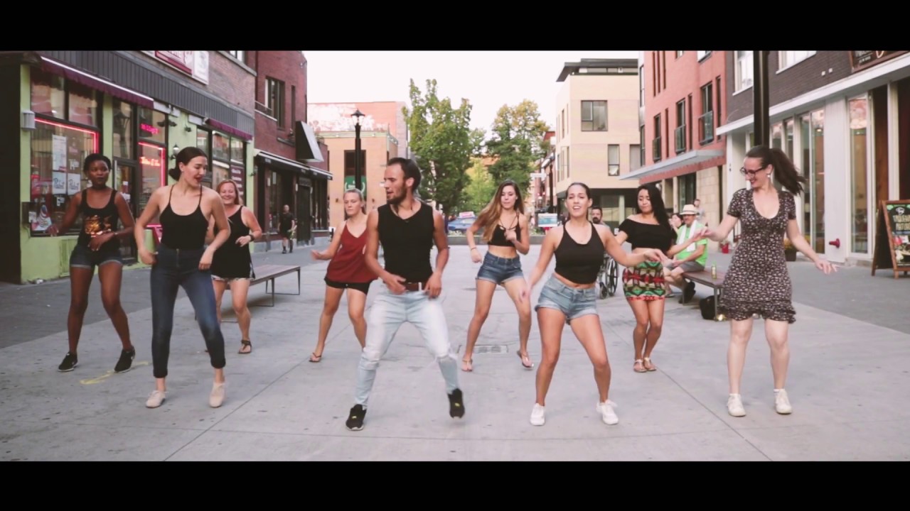 Flashmob | La Clave Salsa Colombienne - YouTube