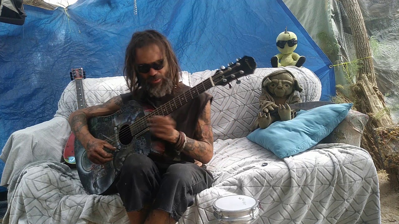 Dusty's grateful praise slab city California - YouTube
