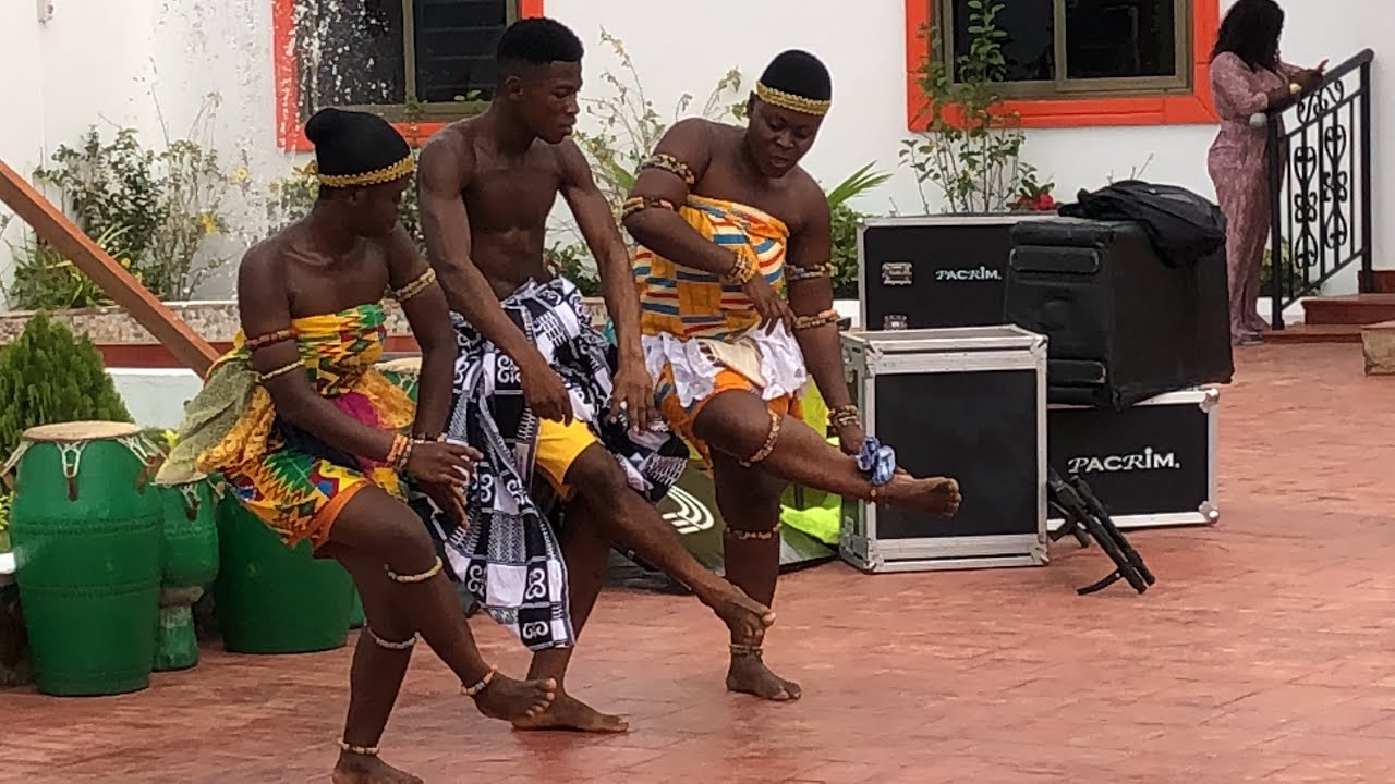 TRUE AKAN CULTURE: Wow traditional dance at Fella Makafui and Medikal’s ...