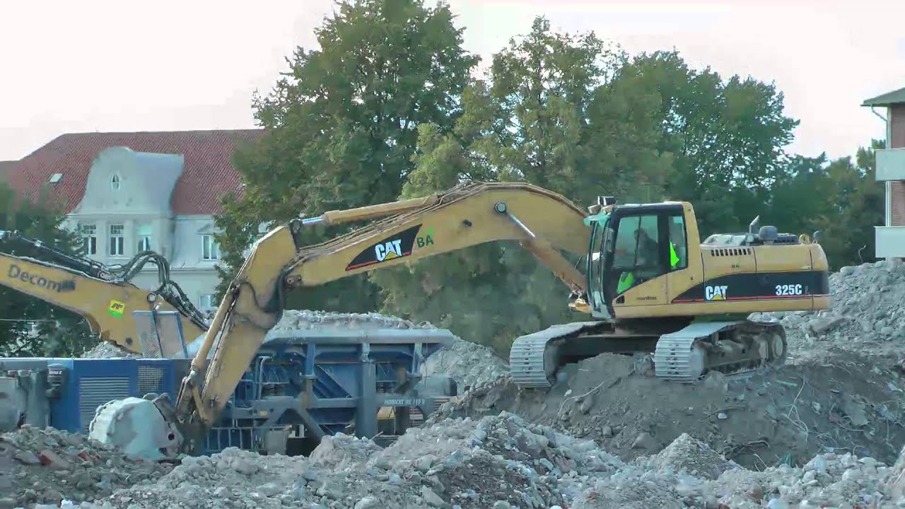 CAT 325C Loading Crusher With Debris - YouTube