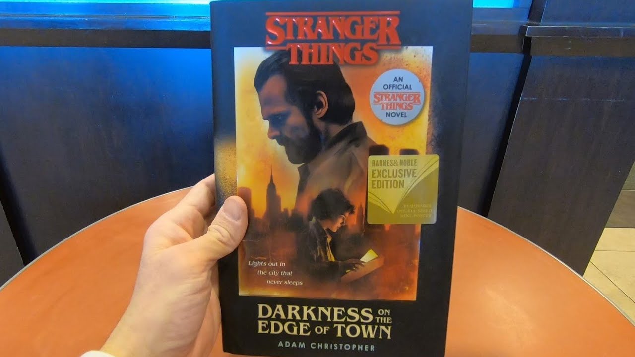 STRANGER THINGS DARKNESS ON THE EDGE OF TOWN BOOK CLOSER LOOK STRANGER ...
