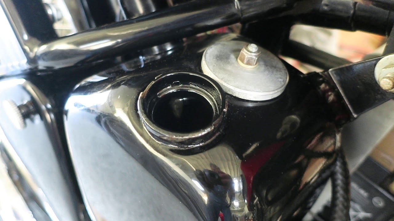 1959 Velocette Venon oil return flow into oil tank while engine is ...