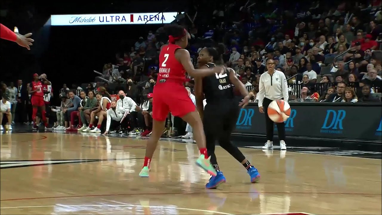 BEAUTIFUL Behind The Back Pass From Beyond 3 Point Line By Chelsea Gray ...