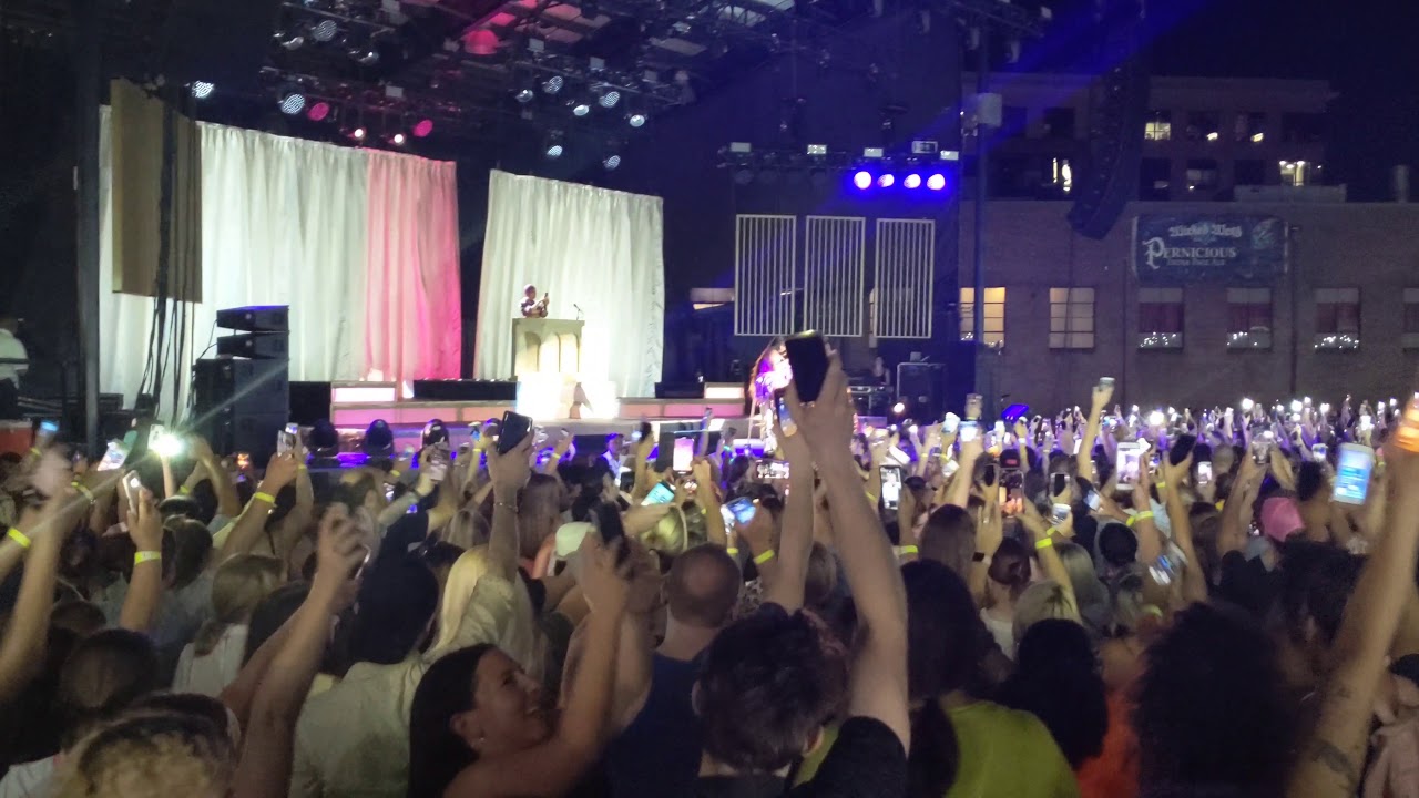 Lizzo audience hands up. - YouTube