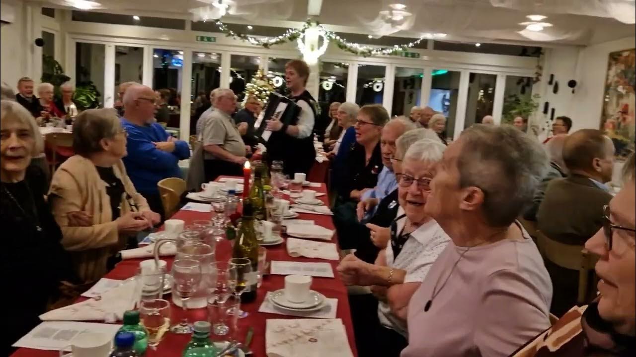 Fællessang til julefest for pensionister på Orkidee Dania 2024 - YouTube
