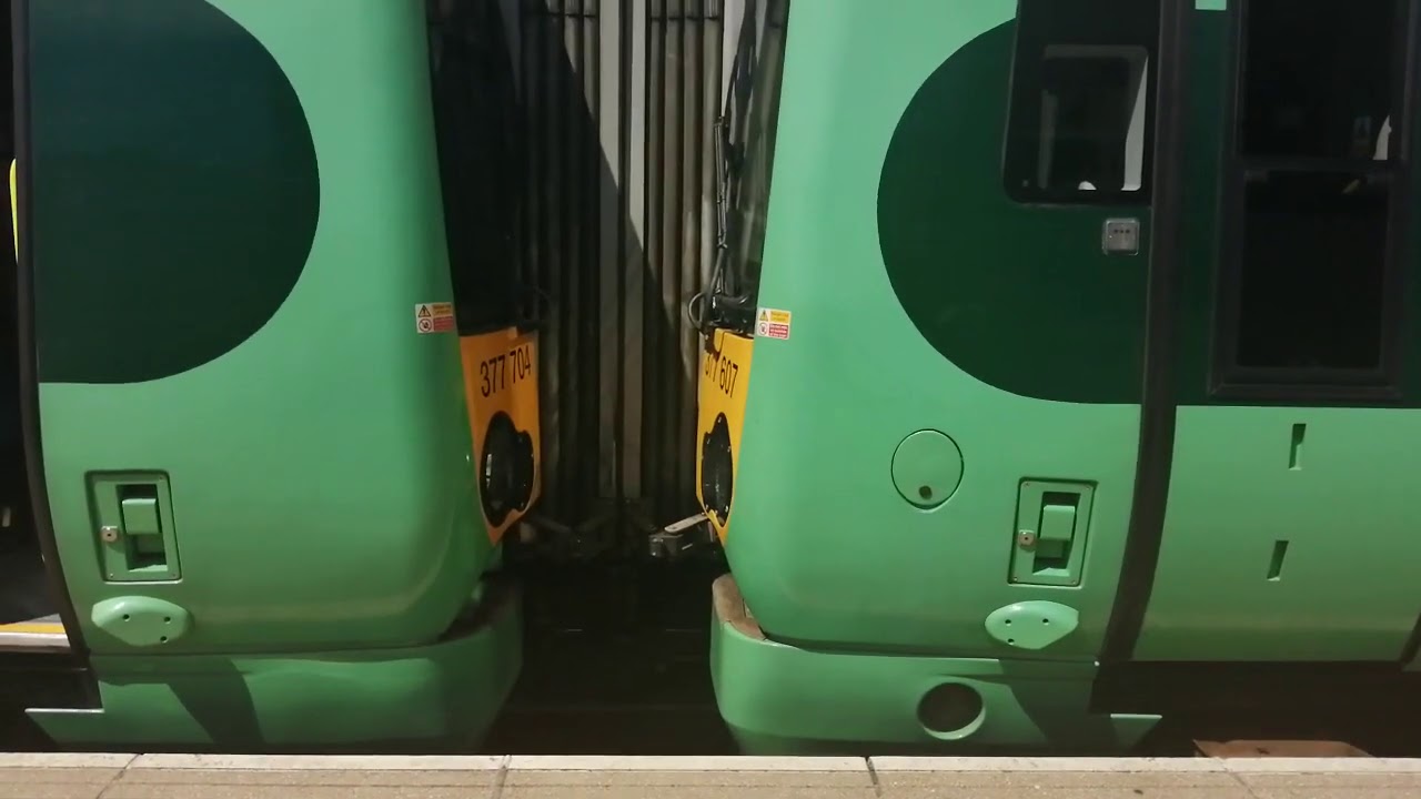 Southern train to Caterham & Tattenham Corner dividing at Purley - YouTube