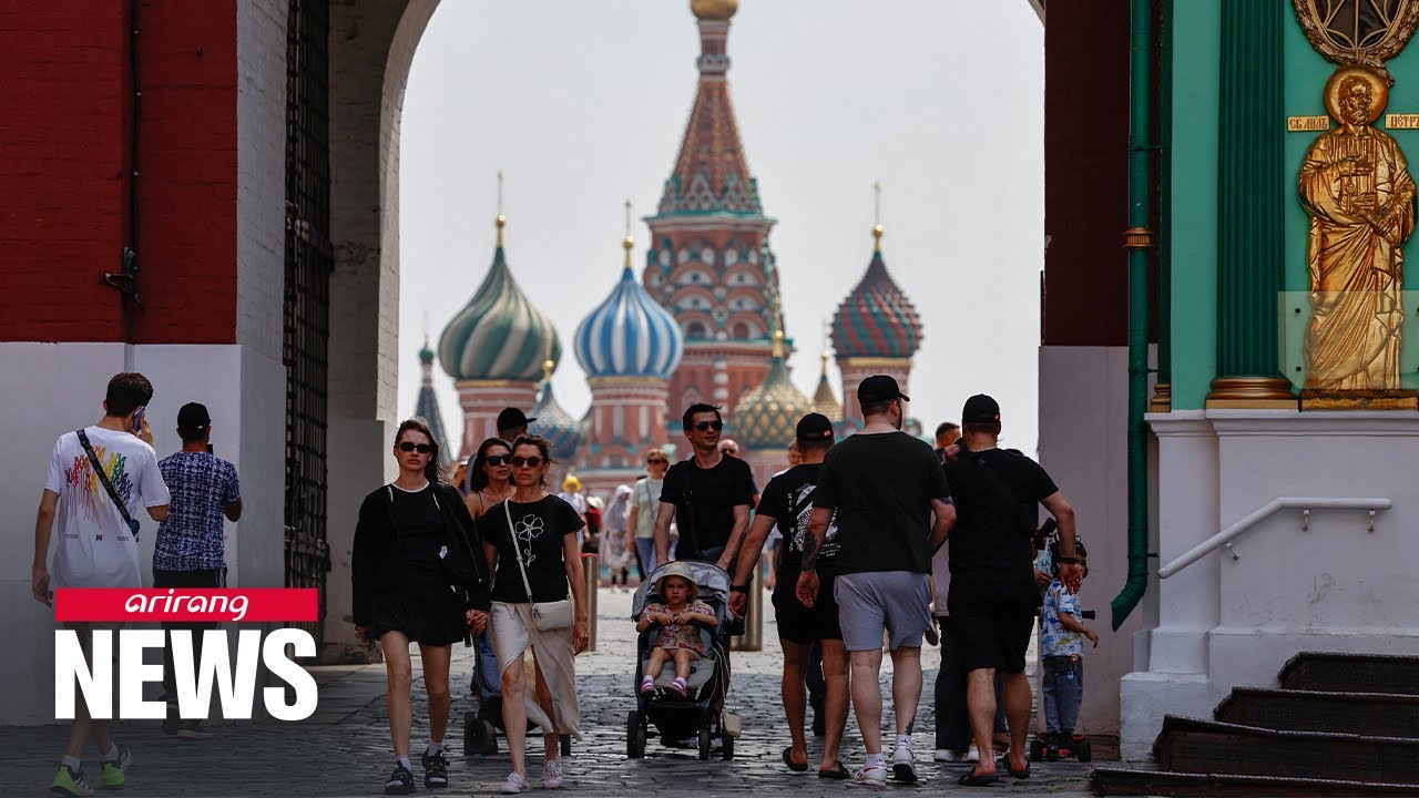 Russia's sweltering heat breaks Moscow's 1917 record - YouTube