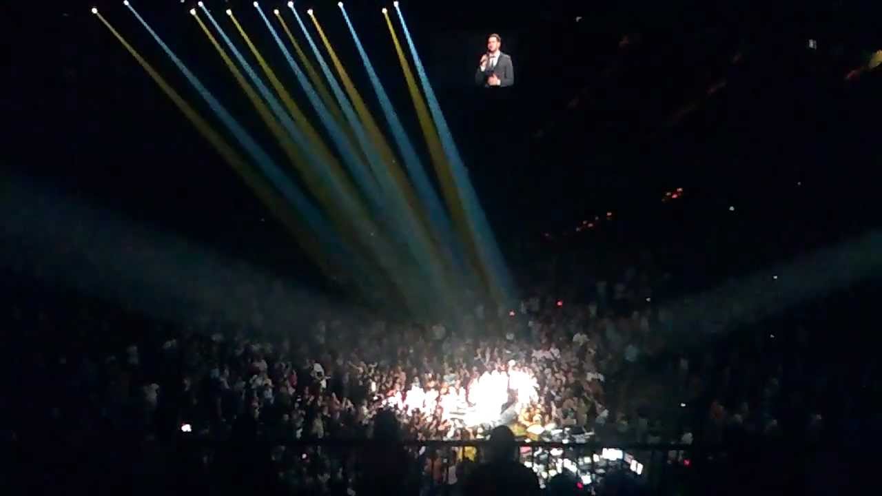 Michael Buble singing "Home" (live) - YouTube