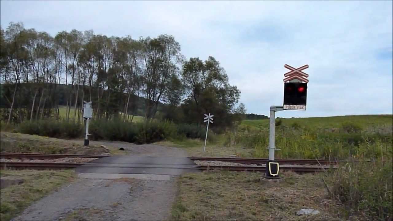 Přejezd AŽD 71 ve stanici Stružnice - YouTube