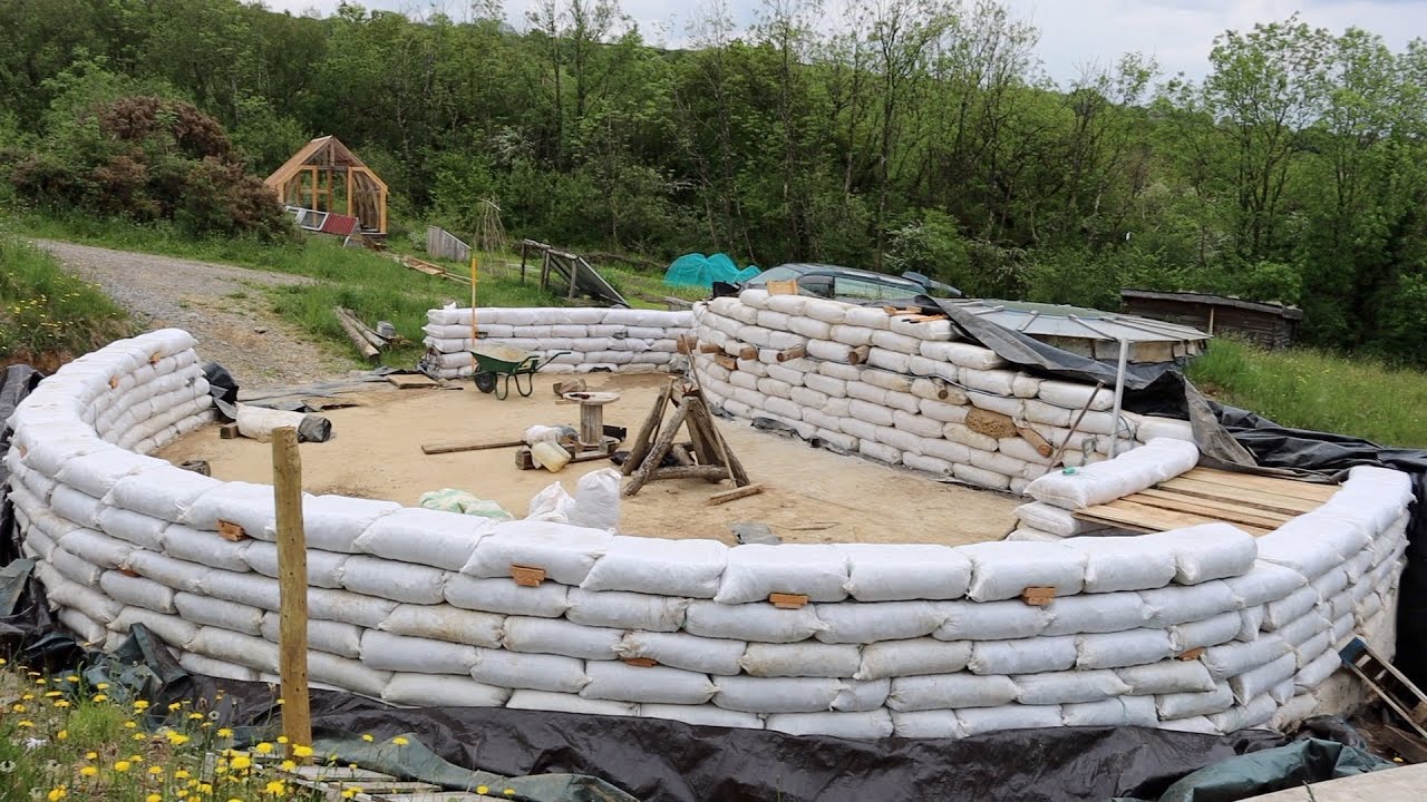 Off Grid Earthbag Workshop Part 59 Top Floor Earth Bagging - YouTube