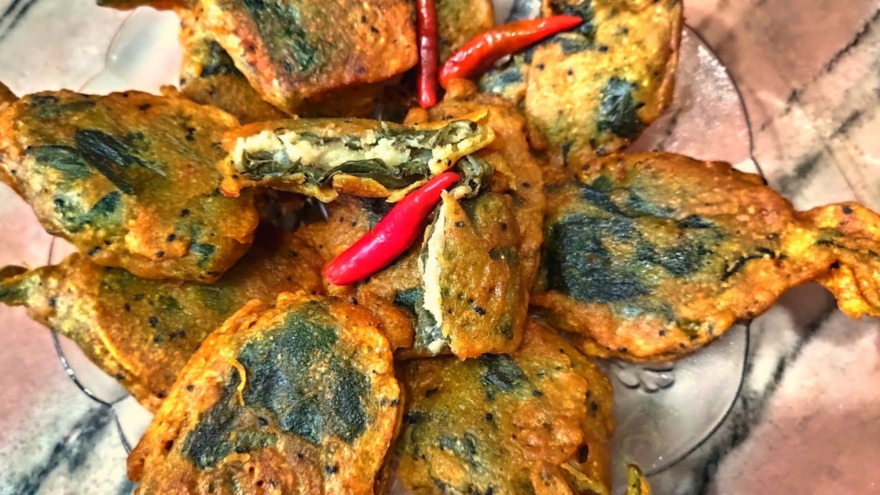 Gourd leaf wrap pakora recipe || মুচমুচে সুস্বাদু লাউপাতার বরা বানানোর ...
