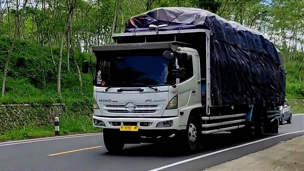 Aktivitas Truk Besar Di Jalur Lintas Selatan Jawa, Truk Trailer Panjang ...