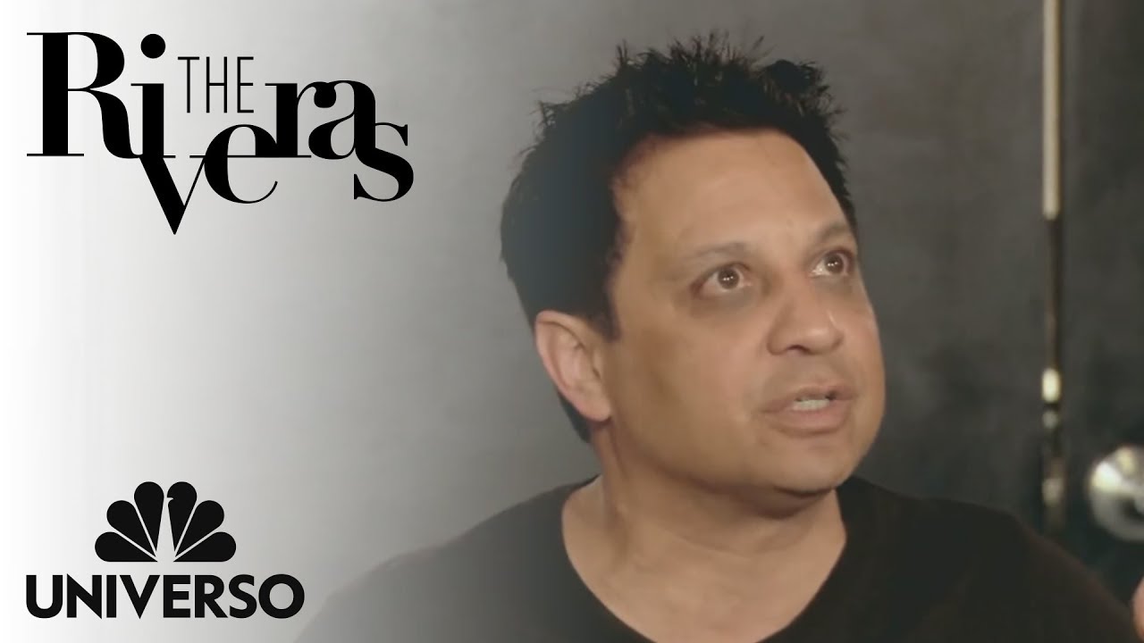 Mike decides to try stand-up comedy | The Riveras | Universo - YouTube
