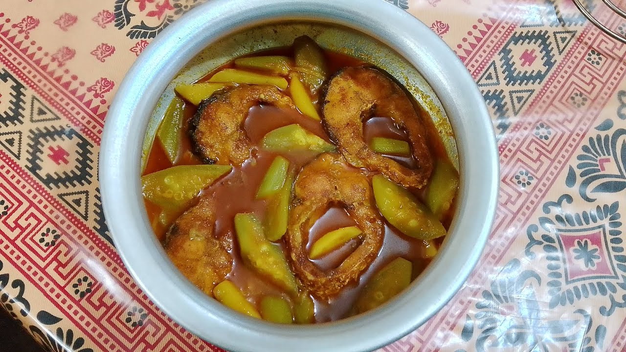 রুই মাছ দিয়ে আলু পটলের পাতলা ঝোল। rui fish with potato patal thin ...