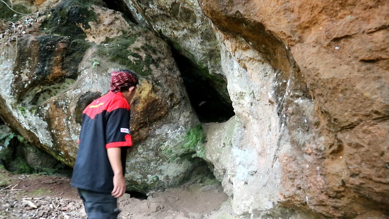 goa di bawah ribuan makam || limbangan garut - YouTube