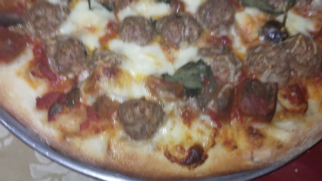 Pizza con Polpette ,,,appena uscita dal forno ,, - YouTube