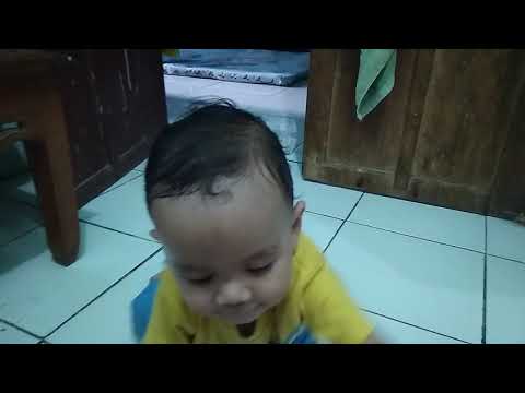 Ekspresi Bocah Saat Eek di Diapers