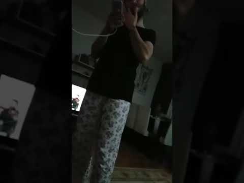 Gece gezmeye gidip kaldığın arkadaşında arkadaşların bayansa onların pijamalarını giymek farzdır 😂