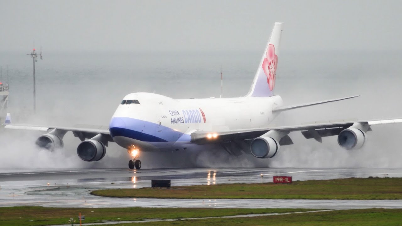 747-4 Massive Water Spray landing - YouTube